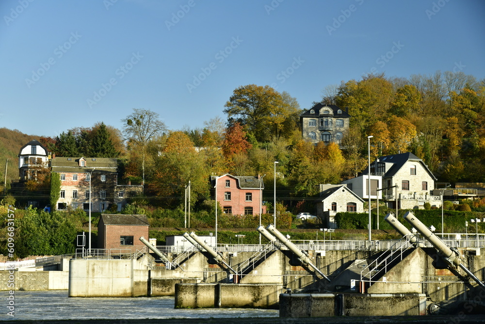 Quelques maisons récentes dans la végétation luxuriante aux environs du ...