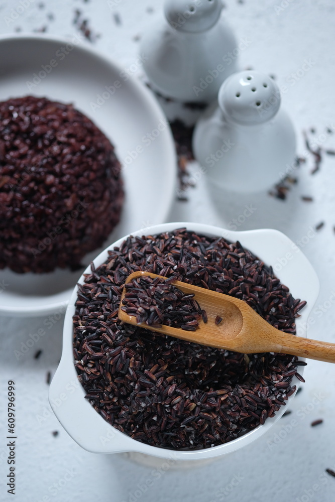 Foto de black rice and rice. also known as purple rice. Oryza sativa L ...