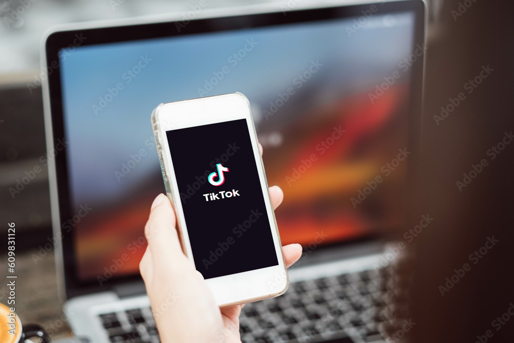 Foto de Bangkok. Thailand. JUNE 5,2023 : woman using Phone showing Tik ...