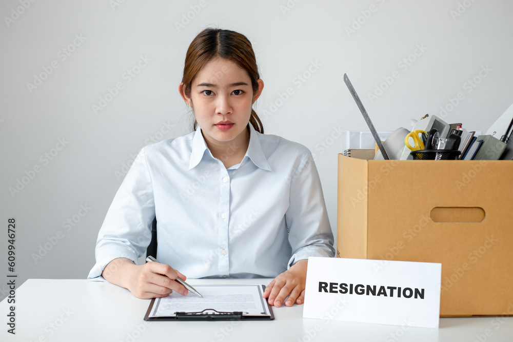 Stockfoto The Asian female employee carefully penned her resignation ...
