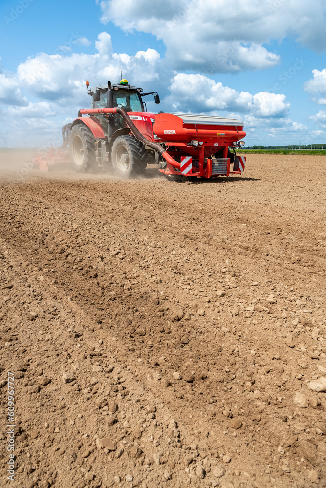 Semis de chanvre dans l'Eure. Combiné de semis, semoir 32 rangs avec ...