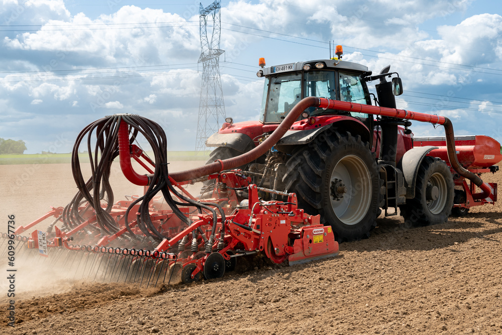 Semis de chanvre dans l'Eure. Combiné de semis, semoir 32 rangs avec ...