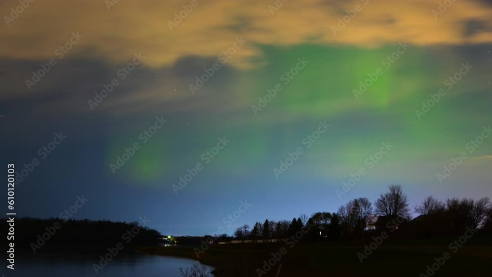 Video „Northern lights, aurora borealis, time lapse with moving clouds ...