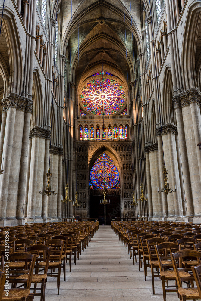 Central nave of Reims Cathedral with door, pillars, arches and rose ...
