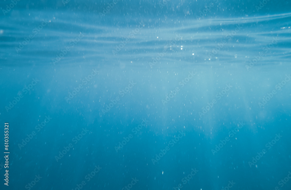 Burbujas bajo el agua de un azul profundo. Fotografía de la superficie ...