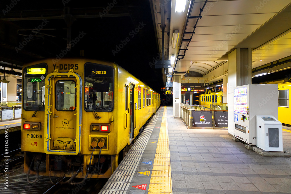 Zdjęcie Stock: Oita, Japan - Nov 27 2022: The "Yellow One Man Diesel ...