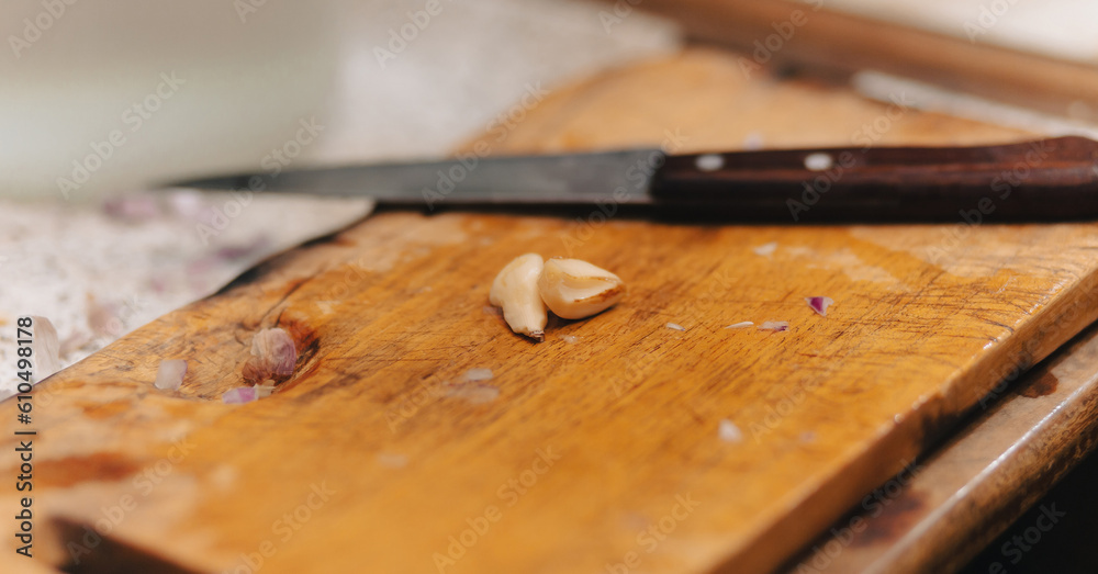Mujer latina, adulto mayor ,en la cocina , picando, cortando verduras ...