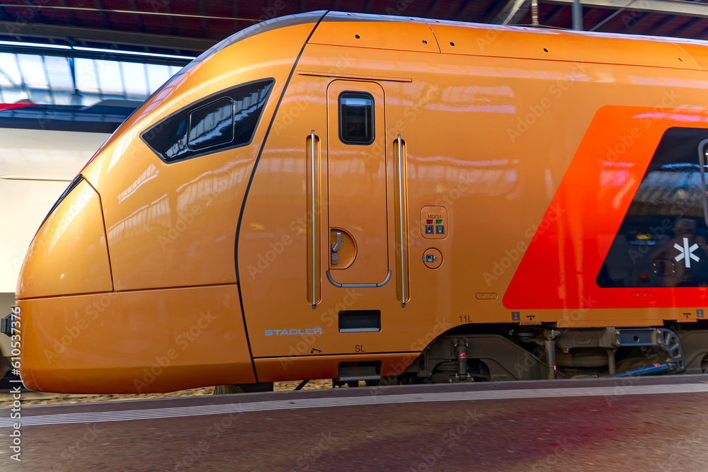 Foto de Side view of golden SOB train named Treno Gottardo at main ...