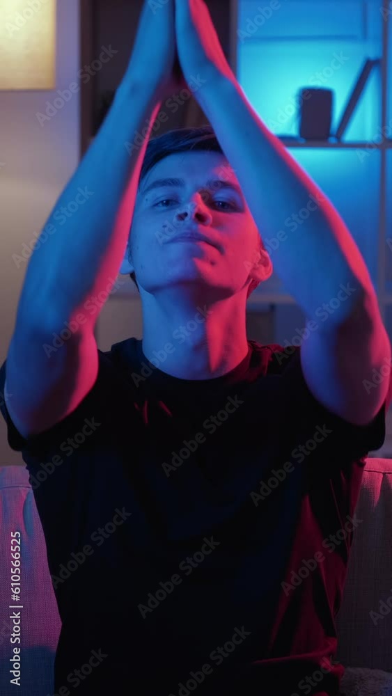 Vertical video. Bravo applause. Posturing man. Well done. Skeptic guy ...