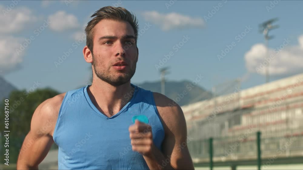 Vidéo Stock Young professional male runner with a muscular build in ...
