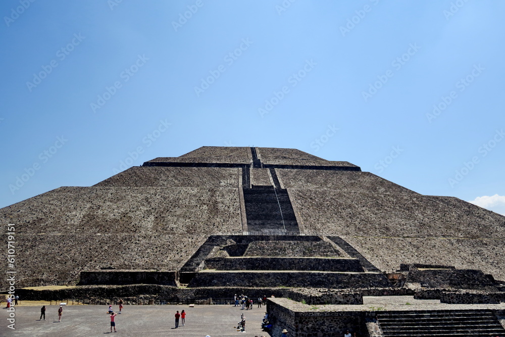 Pyramide du Soleil (Pirámide del Sol en espagnol; Tonatiuh itzacual en ...