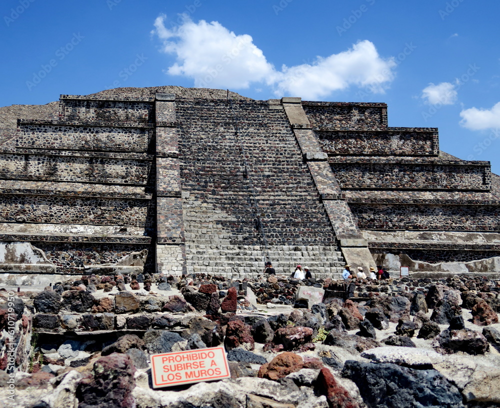 Pyramide du Soleil (Pirámide del Sol en espagnol; Tonatiuh itzacual en ...