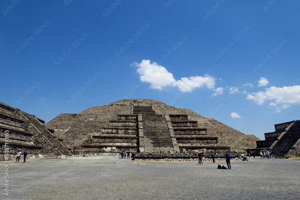 Pyramide du Soleil (Pirámide del Sol en espagnol; Tonatiuh itzacual en ...