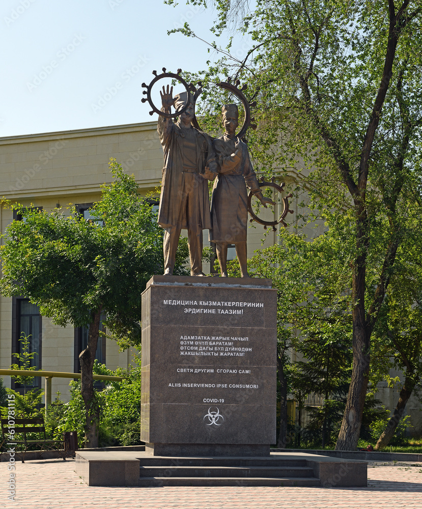 Foto de Monument to medical workers who died during coronavirus ...
