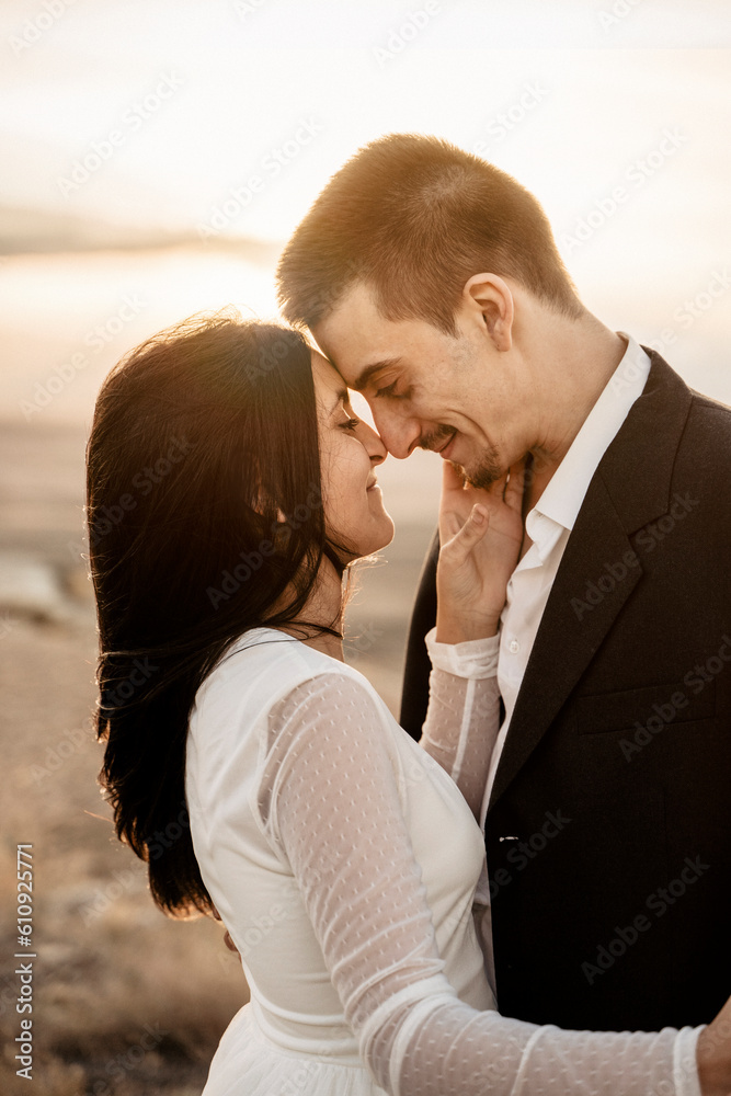 Pareja joven de novios recien casados celebrando su boda informal con ...