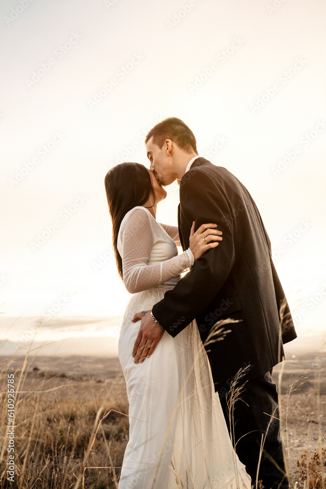 Pareja joven de novios recien casados celebrando su boda informal con ...