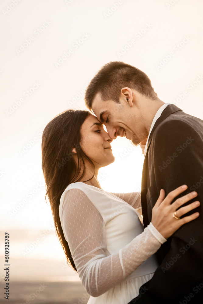 Pareja joven de novios recien casados celebrando su boda informal con ...