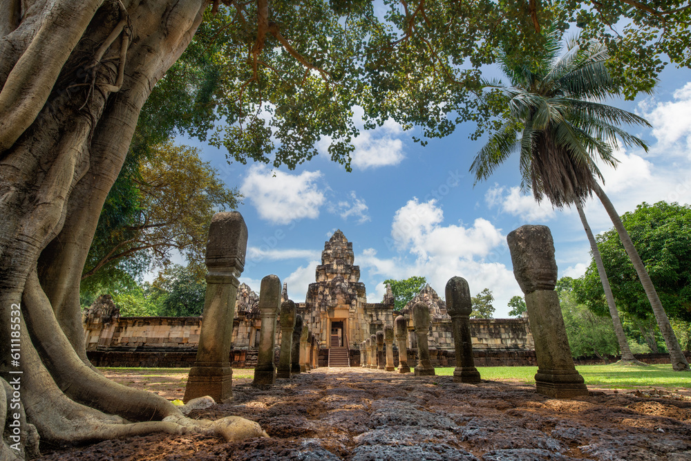 Foto de Ancient Khmer Temple Ruins of Prasat Sdok Kok Thom (Sdok Kok ...