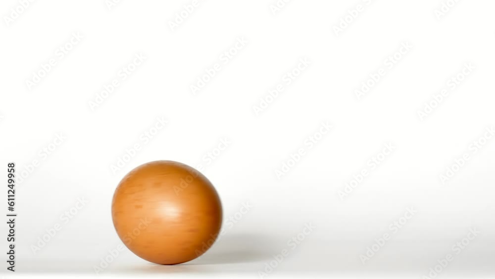 Vidéo Stock The egg spins from rest and continues to spin. Continuous ...