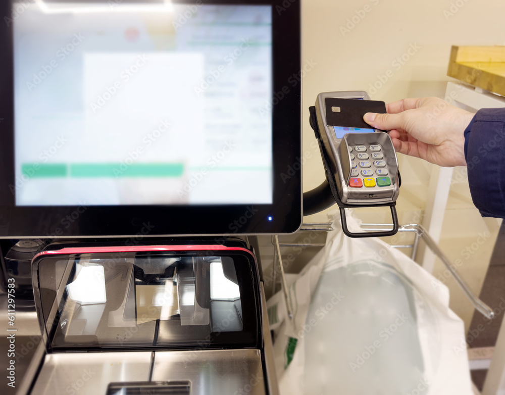 Foto de Customer pays his purchase at the supermarket,self checkout ...