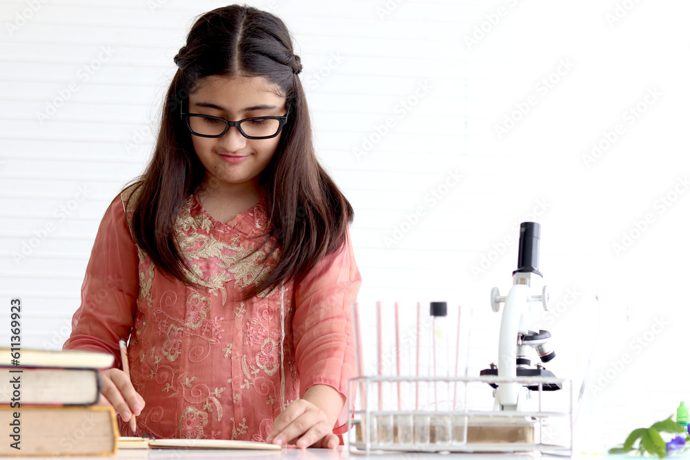 Foto de Cute Indian school girl in India traditional dress costume ...