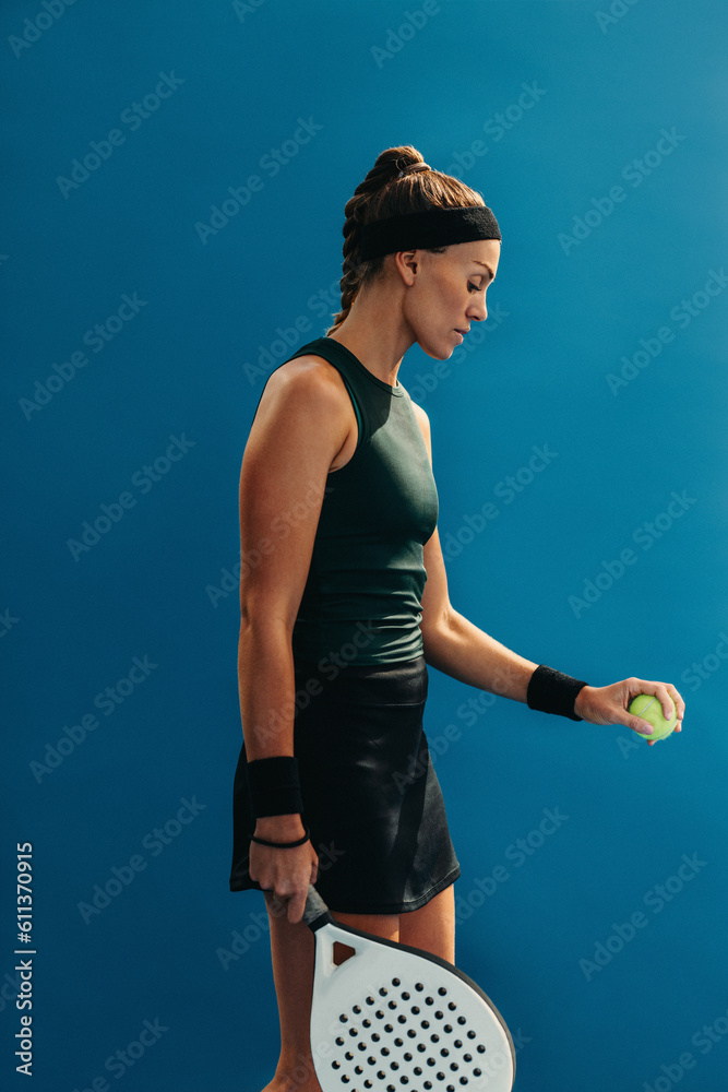 Foto de Padel tennis athlete gets ready for padel serve on court do ...