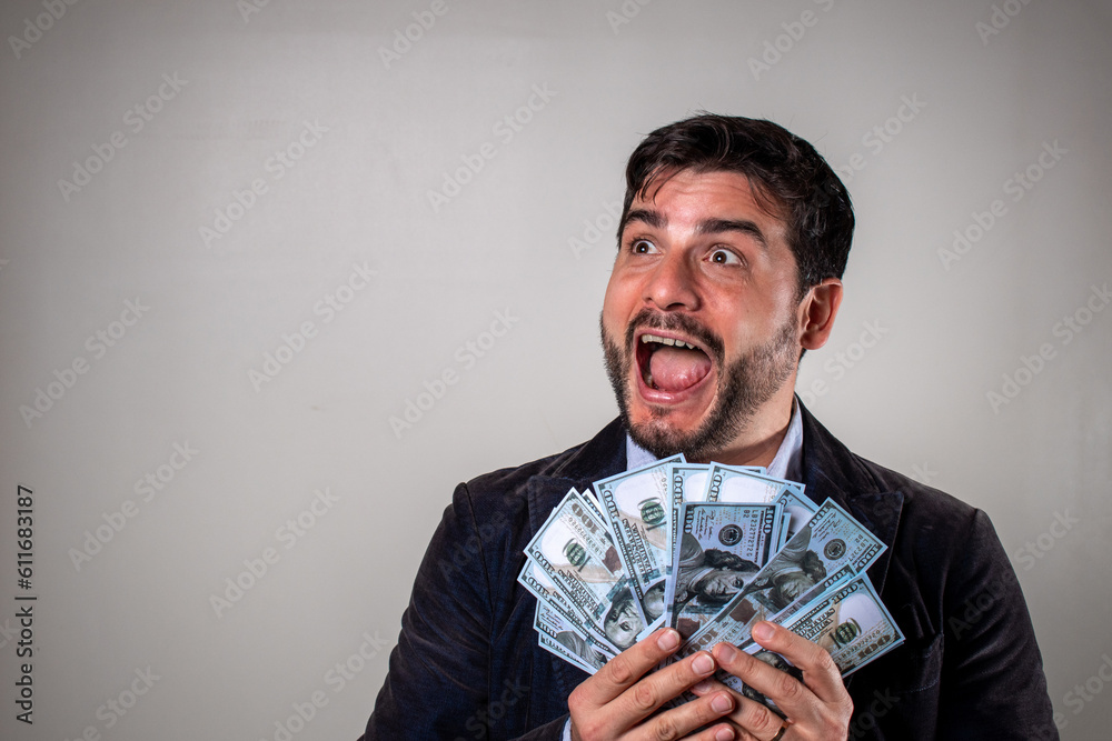 Hombre feliz sosteniendo muchos billetes de 100 dolares Stock Photo ...