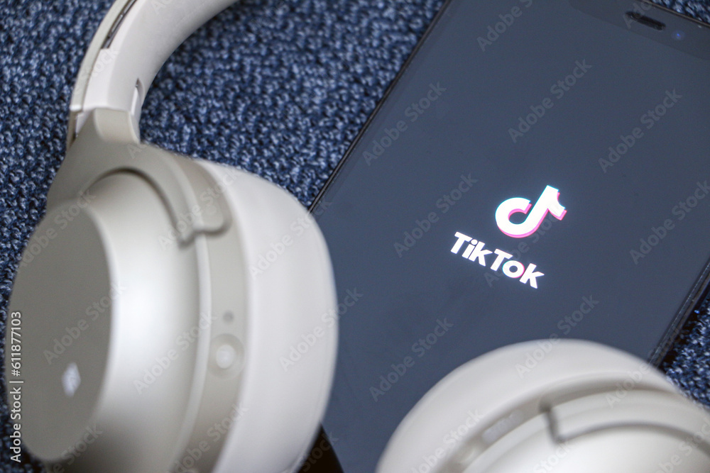 Foto de Using social media concept, gold headphones around smartphone ...