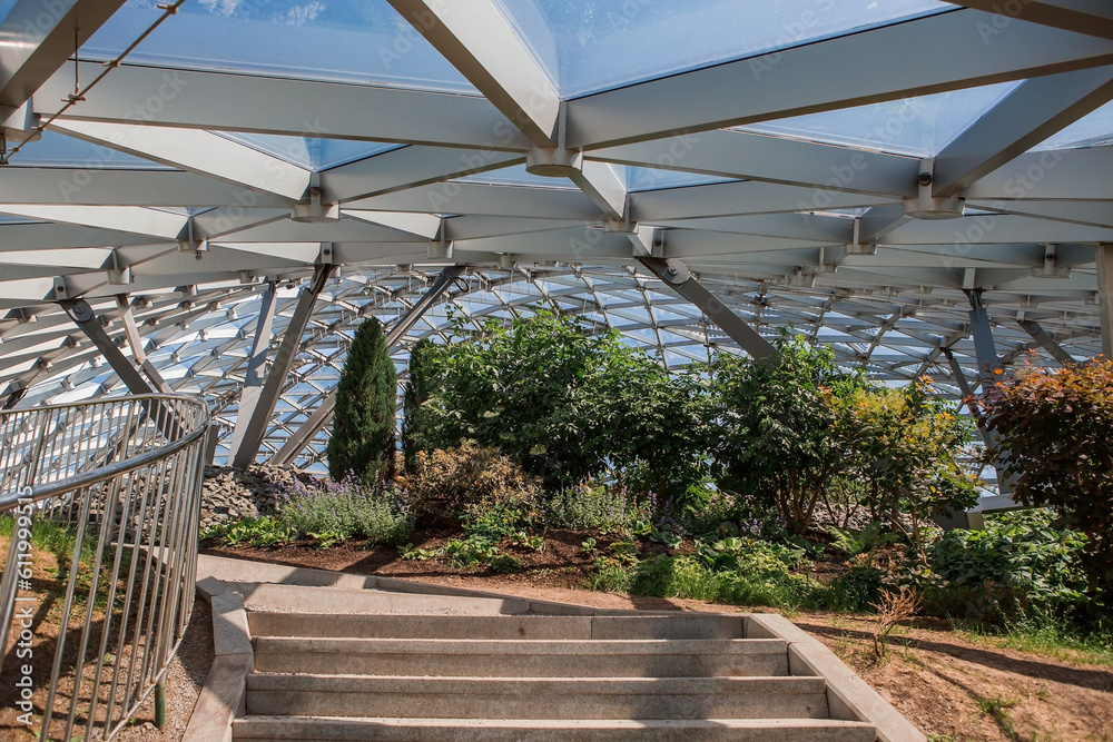 Foto de MOSCOW, RUSSIA - JUNE 9, 2023: under the glass dome of the ...
