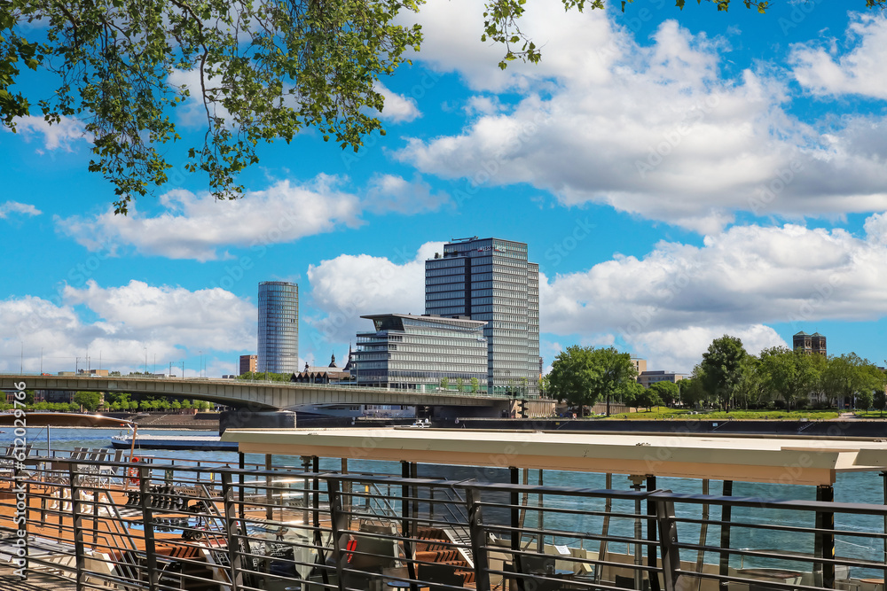 Foto de Cologne (Köln Deutz), Germany - June 6. 2023: View over cruise ...