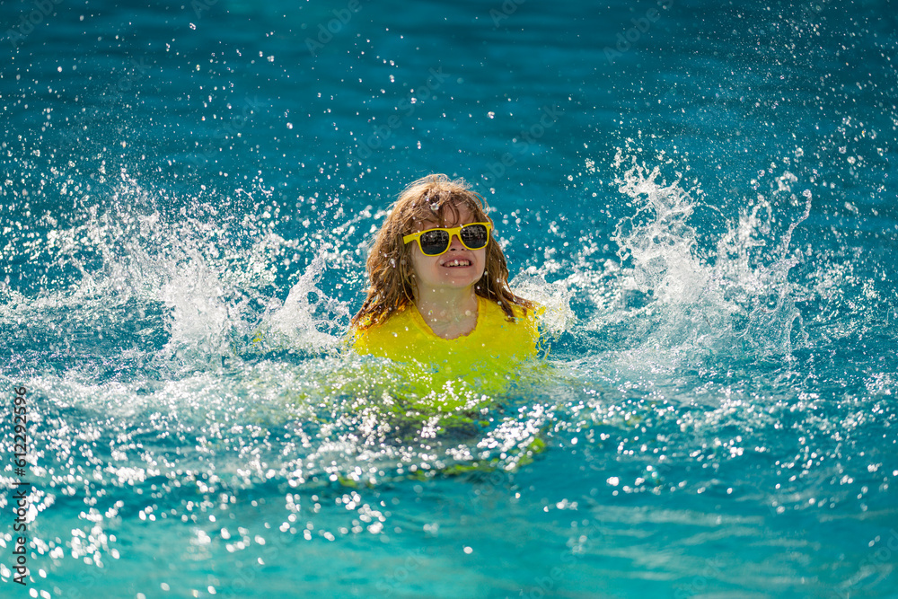 Foto de Child splashing in summer water pool. Kid splash in pool ...