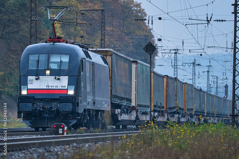 Foto de Class 182 Siemens TAURUS locomotive drives a freight train with ...