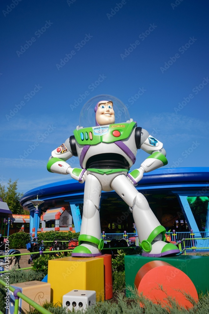 Buzz Lightyear Alien Swirling Saucers Toy Story statues Land Disney ...