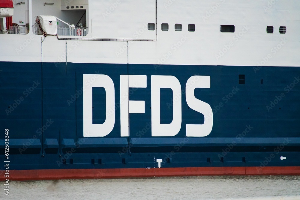 Foto de Logo of the Scandinavian ferry company DFDS is on the hull of ...