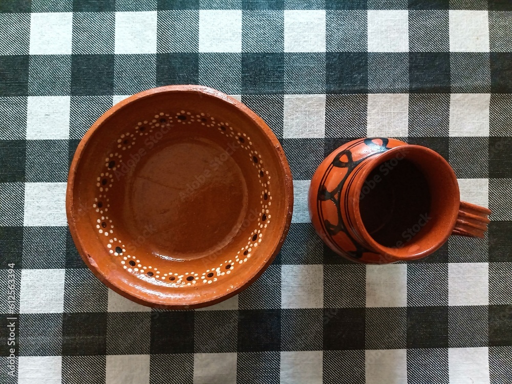 Poster Vajilla artesanal mexicana de barro sobre mantel a cuadros ...