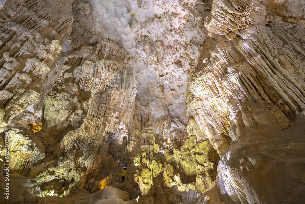 Beautiful flowstone and stalactites in Thien Cung Cave (Heavenly Palace ...