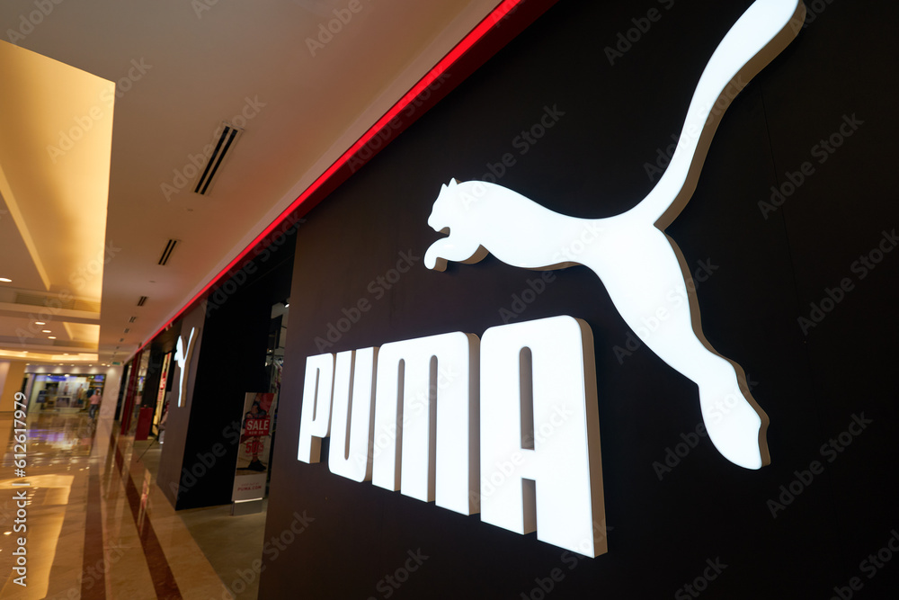 Foto de KUALA LUMPUR, MALAYSIA - CIRCA MAY, 2023: close up shot of Puma ...