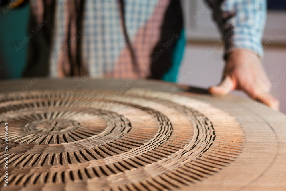 Foto de Man flip a round table with his hand during the creation ...