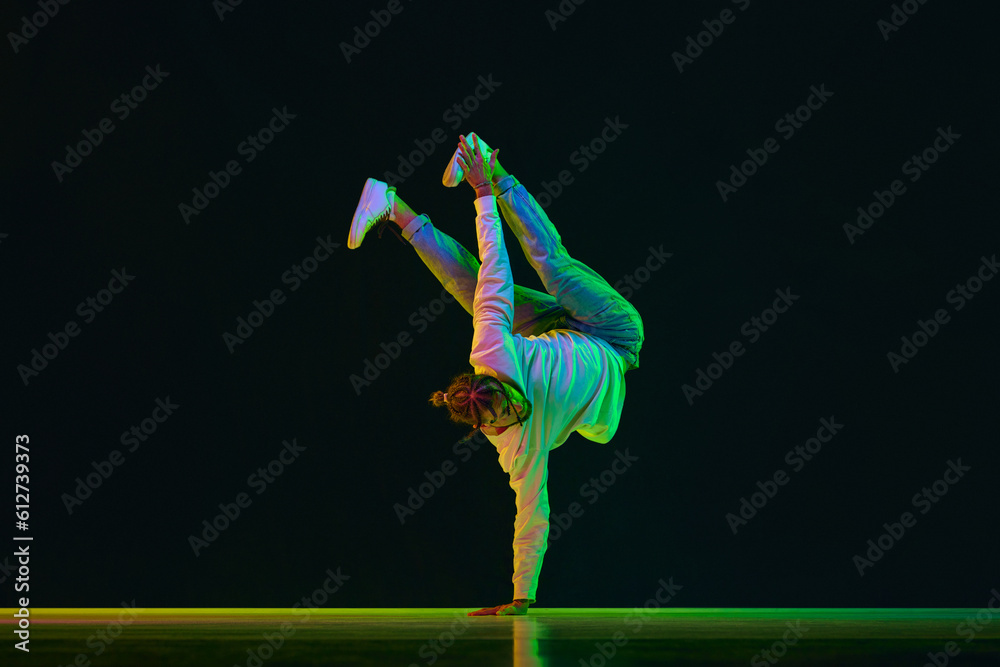 Young artistic guy with dreads, in sport style clothes dancing ...