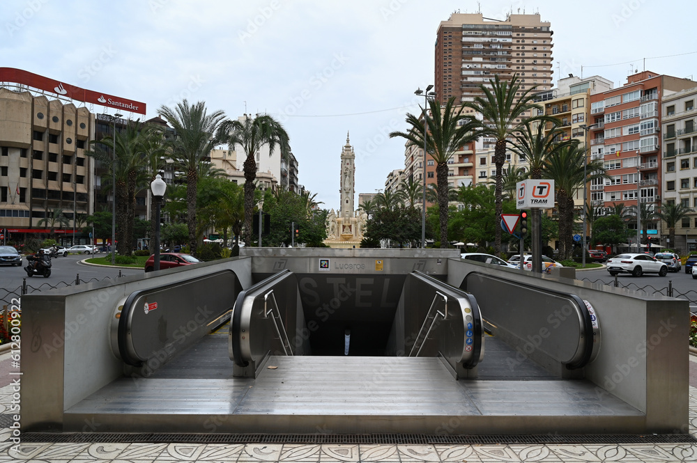 Alicante, Espagne, 7 juin 2023 : Entrée du tram d'Alicante place de Los ...