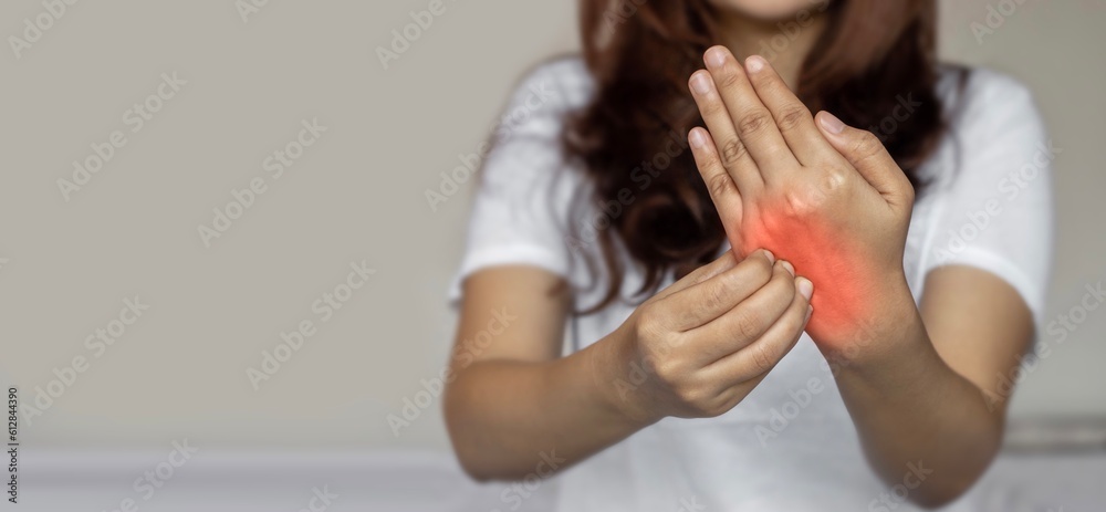 Asian woman scratching hand. Itchy skin diseases such as scabies ...