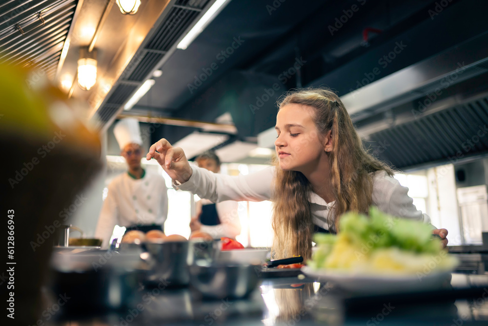 Foto de Apprentice chefs are cooking in the kitchen in a cooking school ...