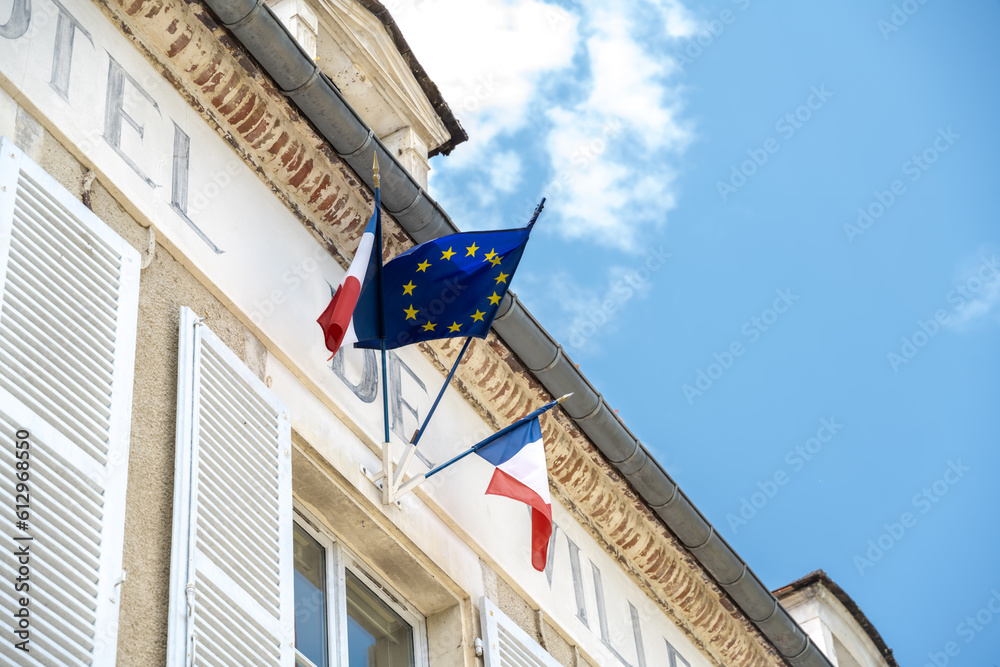 drapeaux français et européen sur le fronton d'une mairie Stock Photo ...