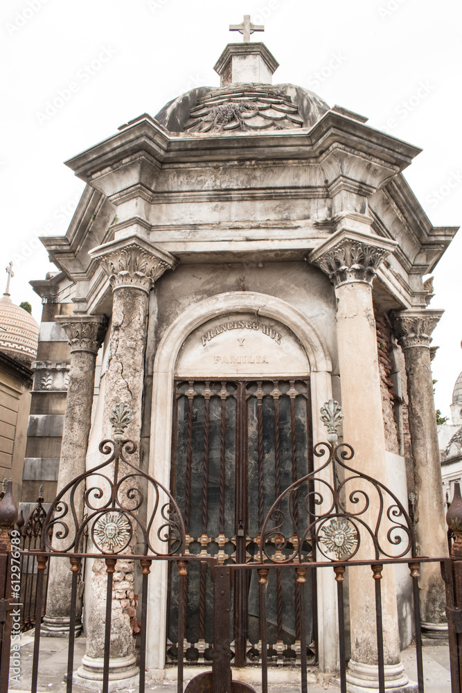 Foto de mausoleo de hermosa arquitectura en cementerio con columnas y ...