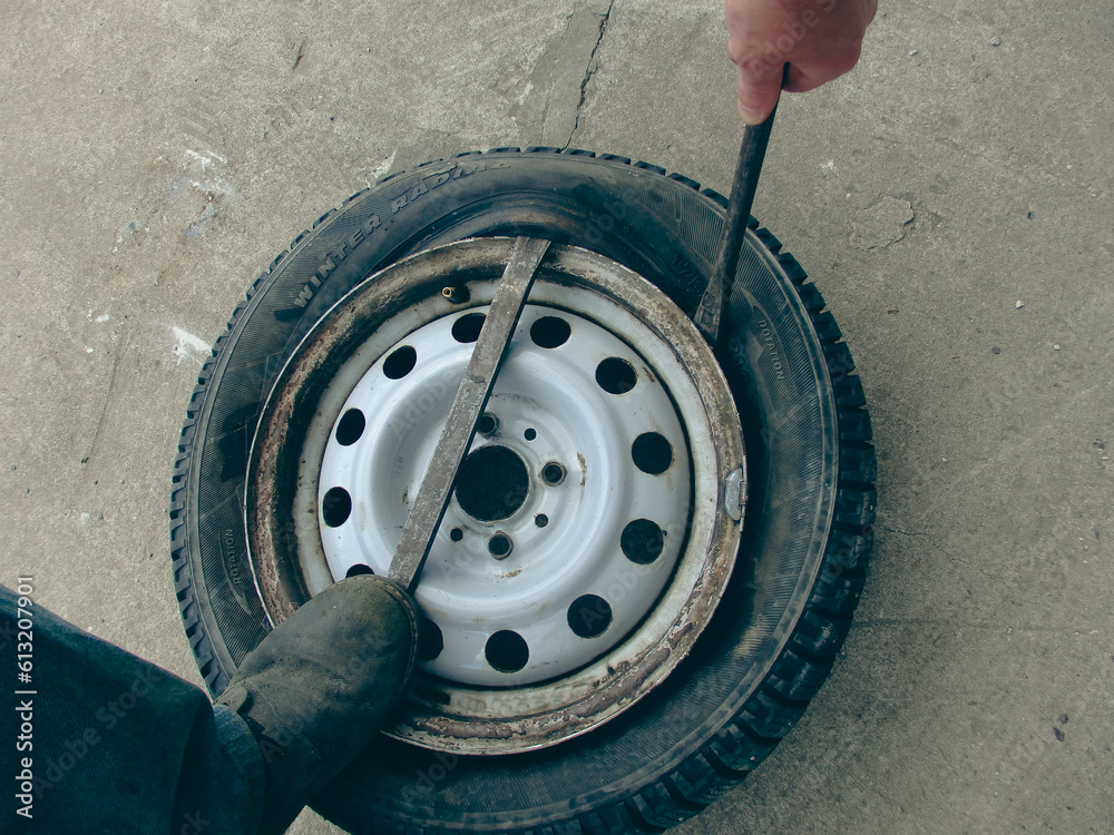 Do-it-yourself emergency tire fitting of a tubeless tire on the road ...
