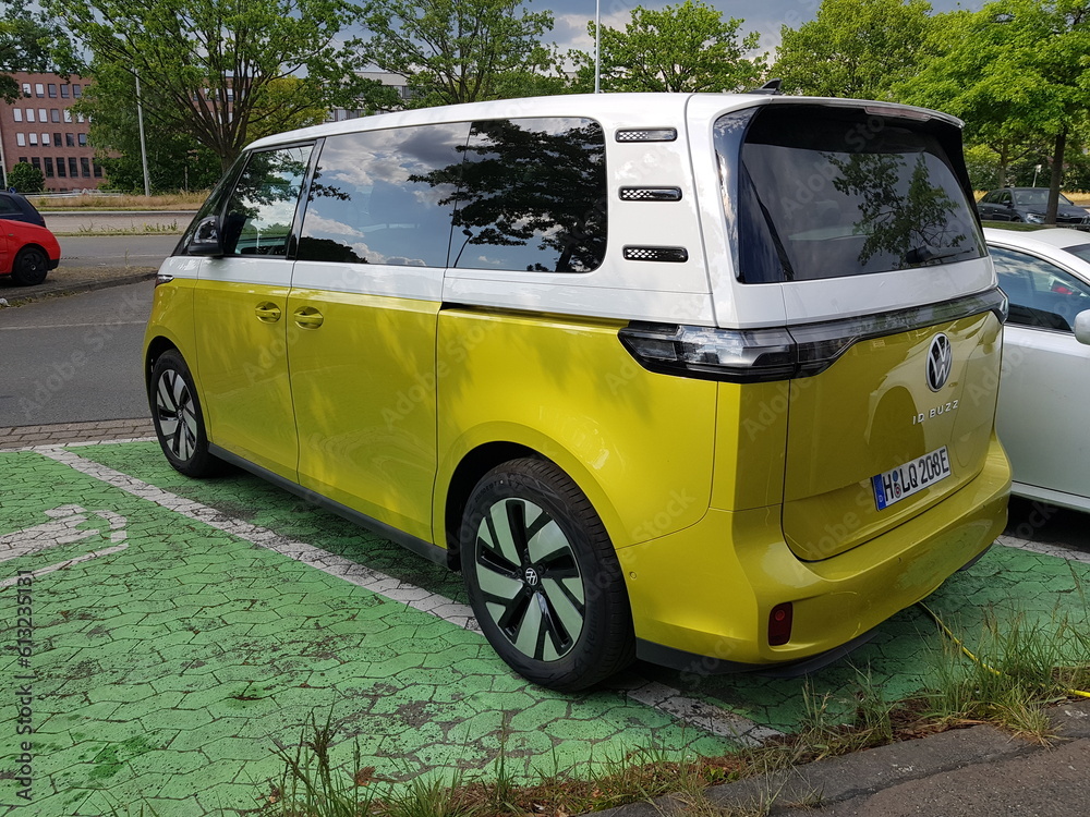Foto de Hanover, June 14, 2023. The new electric VW ID. Buzz Model 2023 ...