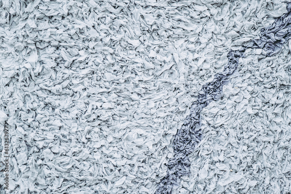 Fleurs en papier crépon gris fait main pour décorer un char dans une ...