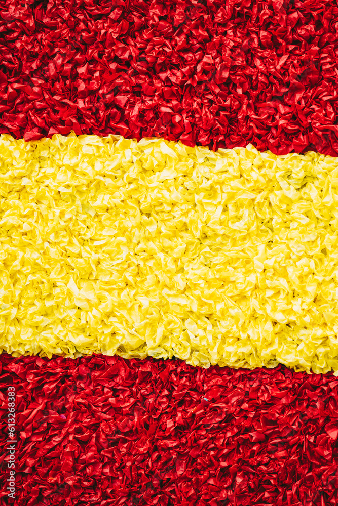 Fleurs en papier crépon jaune et rouge fait main pour décorer un char ...