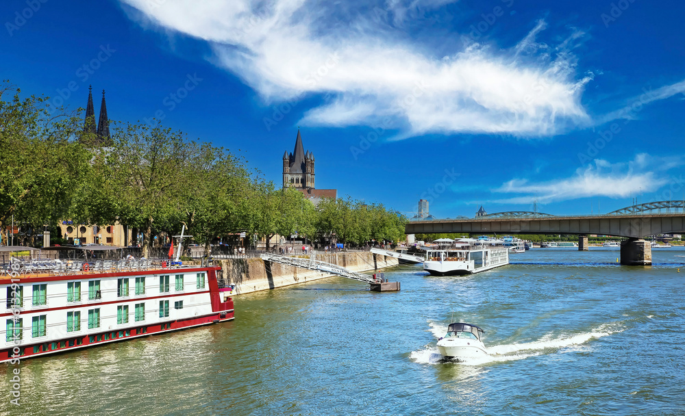 Foto de Cologne (Köln), Germany - June 6. 2023: Beautiful rhine river ...