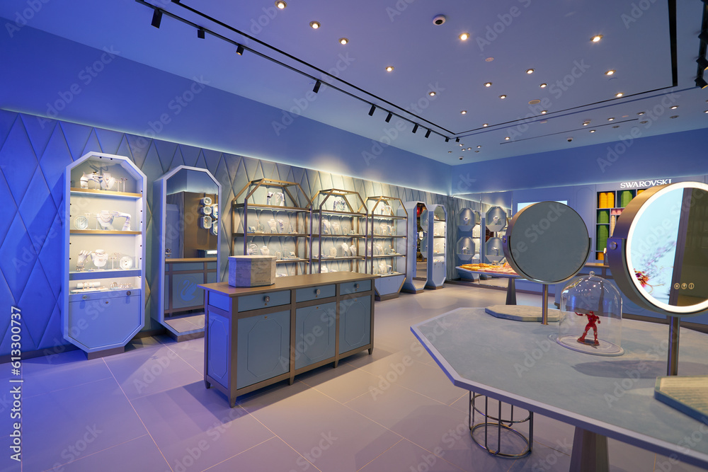 Foto de KUALA LUMPUR, MALAYSIA - MAY 27, 2023: interior shot of ...